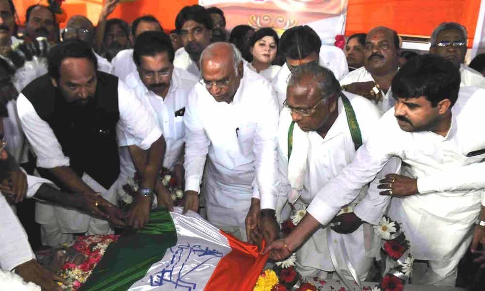 Congress leaders pay last respect to former Union Minister S. Jaipal ...