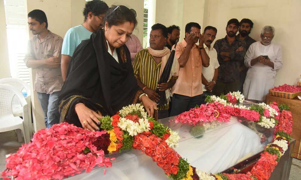 Celebrities pay tribute to actor Devadas Kanakala