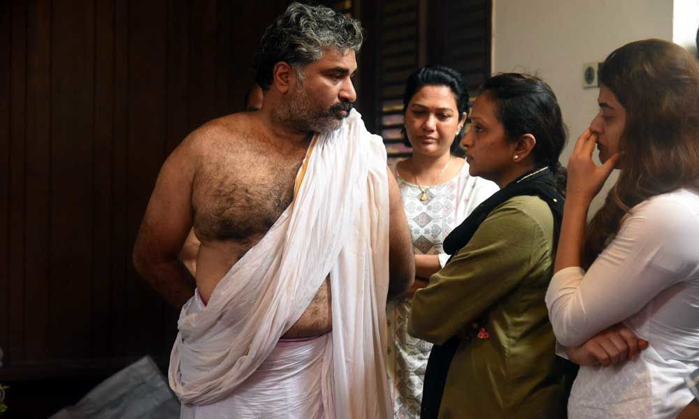 Celebrities pay tribute to actor Devadas Kanakala