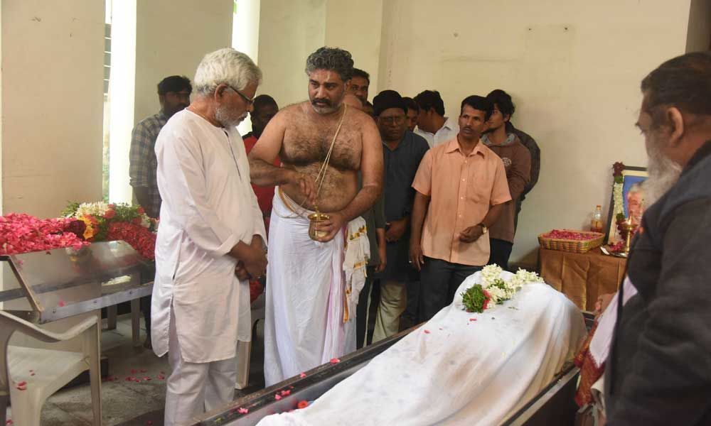 Celebrities pay tribute to actor Devadas Kanakala