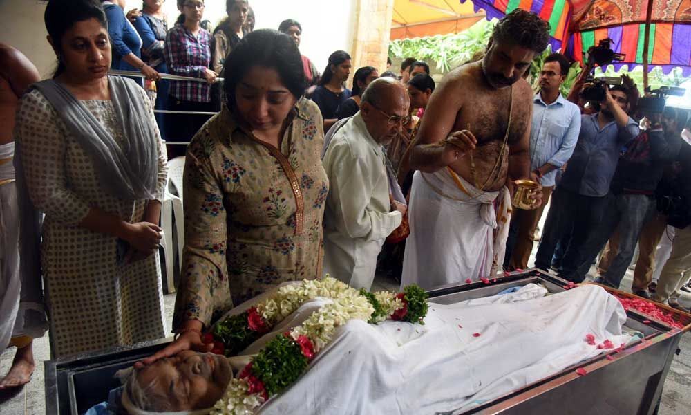 Celebrities pay tribute to actor Devadas Kanakala