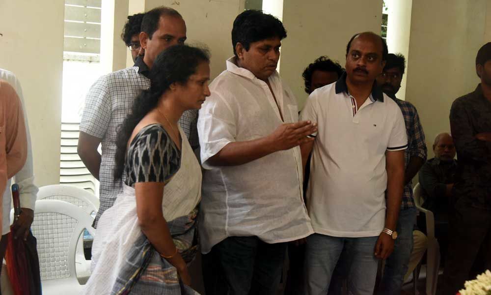 Celebrities pay tribute to actor Devadas Kanakala