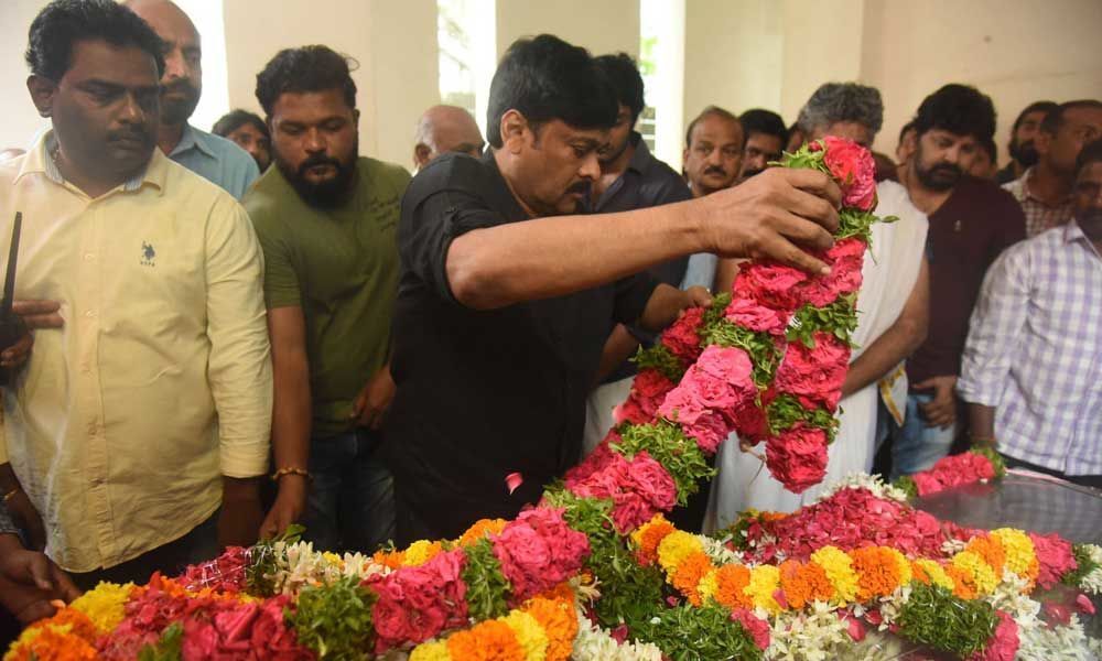 Celebrities pay tribute to actor Devadas Kanakala