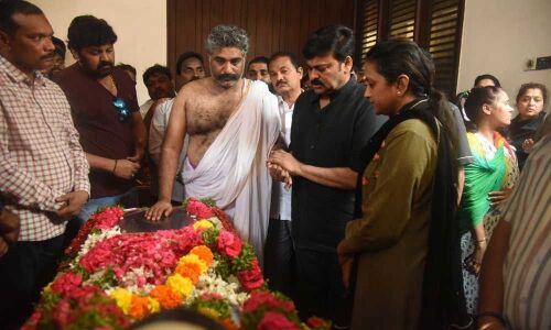 Celebrities pay tribute to actor Devadas Kanakala